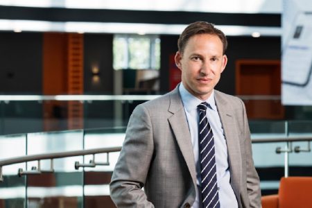 Discovery Bank challenges FNB | Business explainer