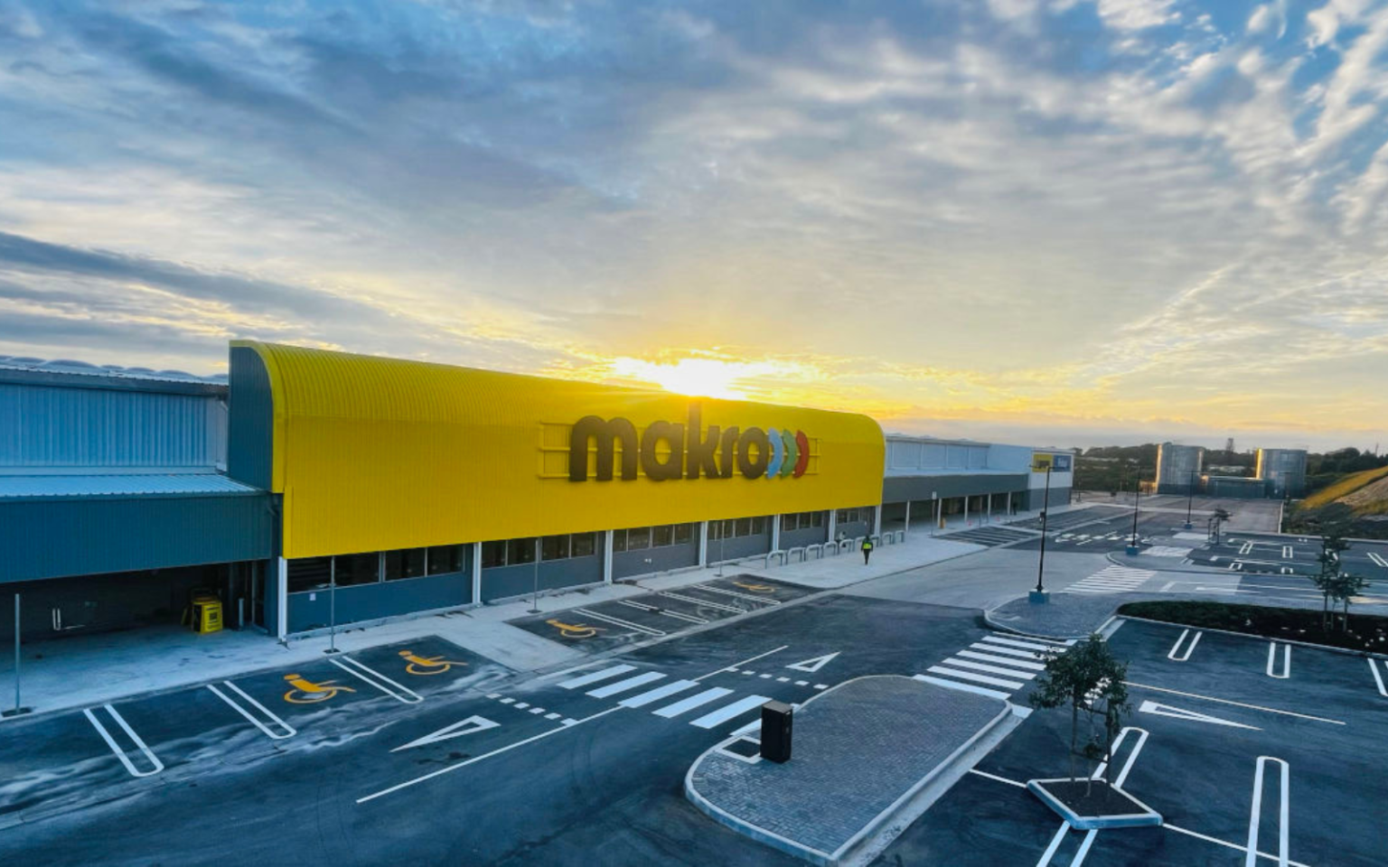 Makro’s New Move Could Shake Tech Retail | Business explainer